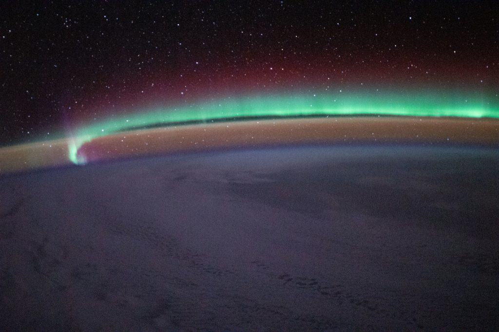 Astronautas compartilham belíssimas fotos de auroras sobre a Terra; veja