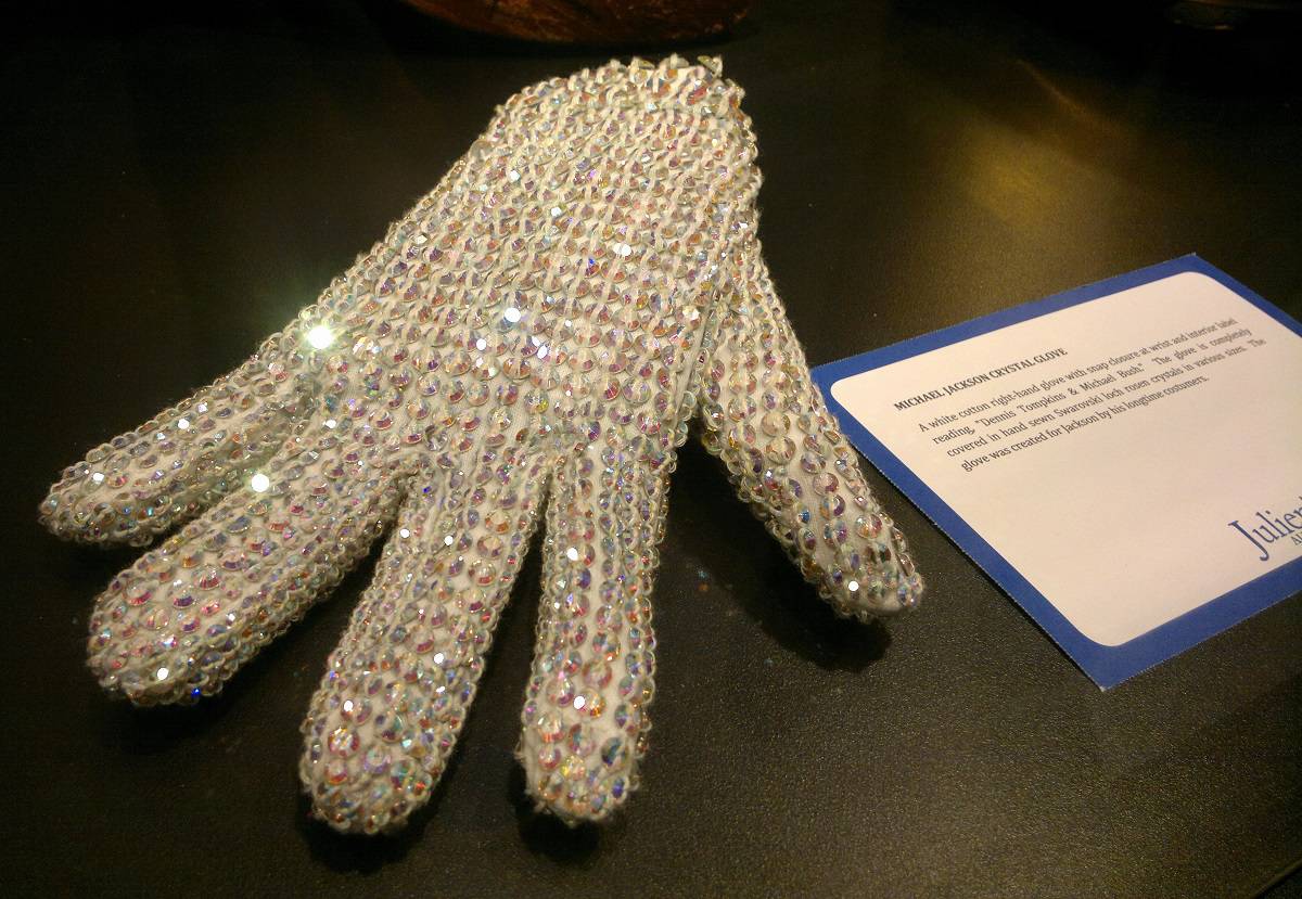 Luvas de Michael Jackson vão pagar por vacina na África - Olhar Digital