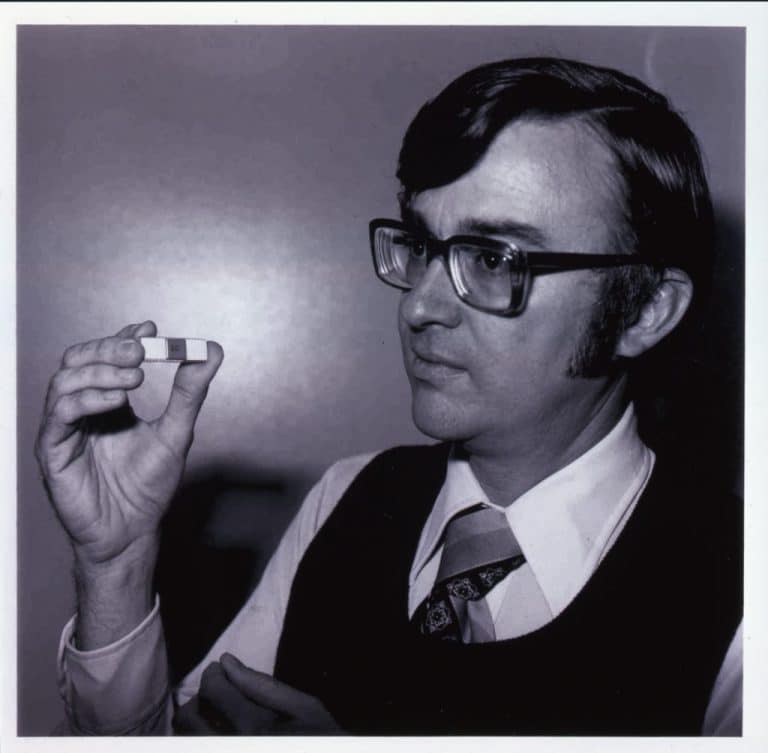 Intel 4004: primeiro microprocessador comercial completa 50 anos ...