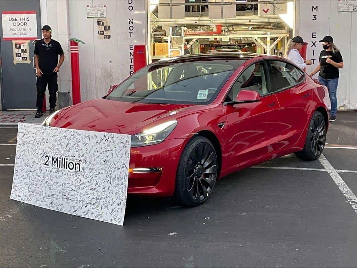 Primeira fábrica da Tesla celebra a produção do 'veículo 2 milhões ...