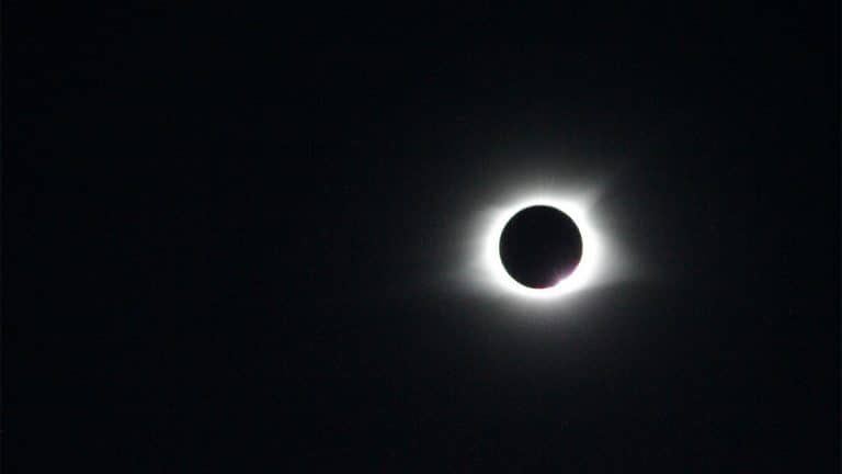 Qual a diferença entre eclipse total e eclipse anular?