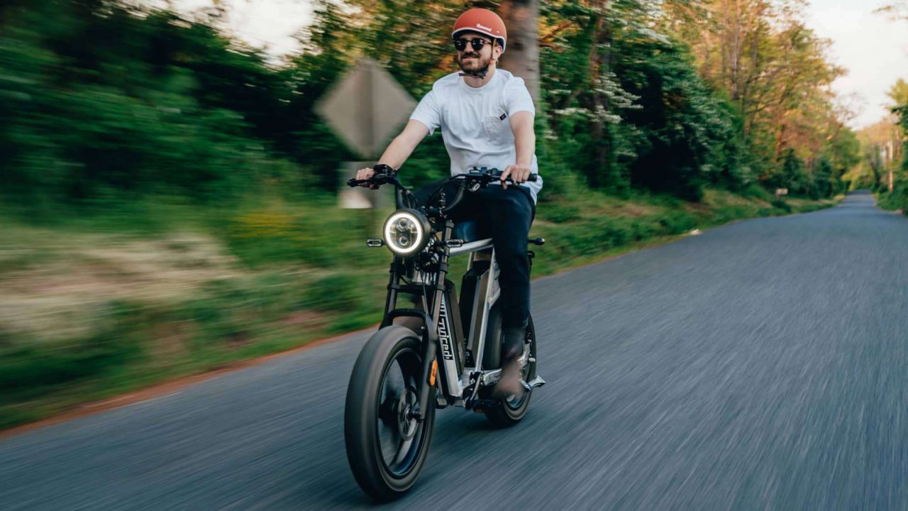 Bicicleta elétrica ultrapotente parece Mobilete e possui bateria dupla ...