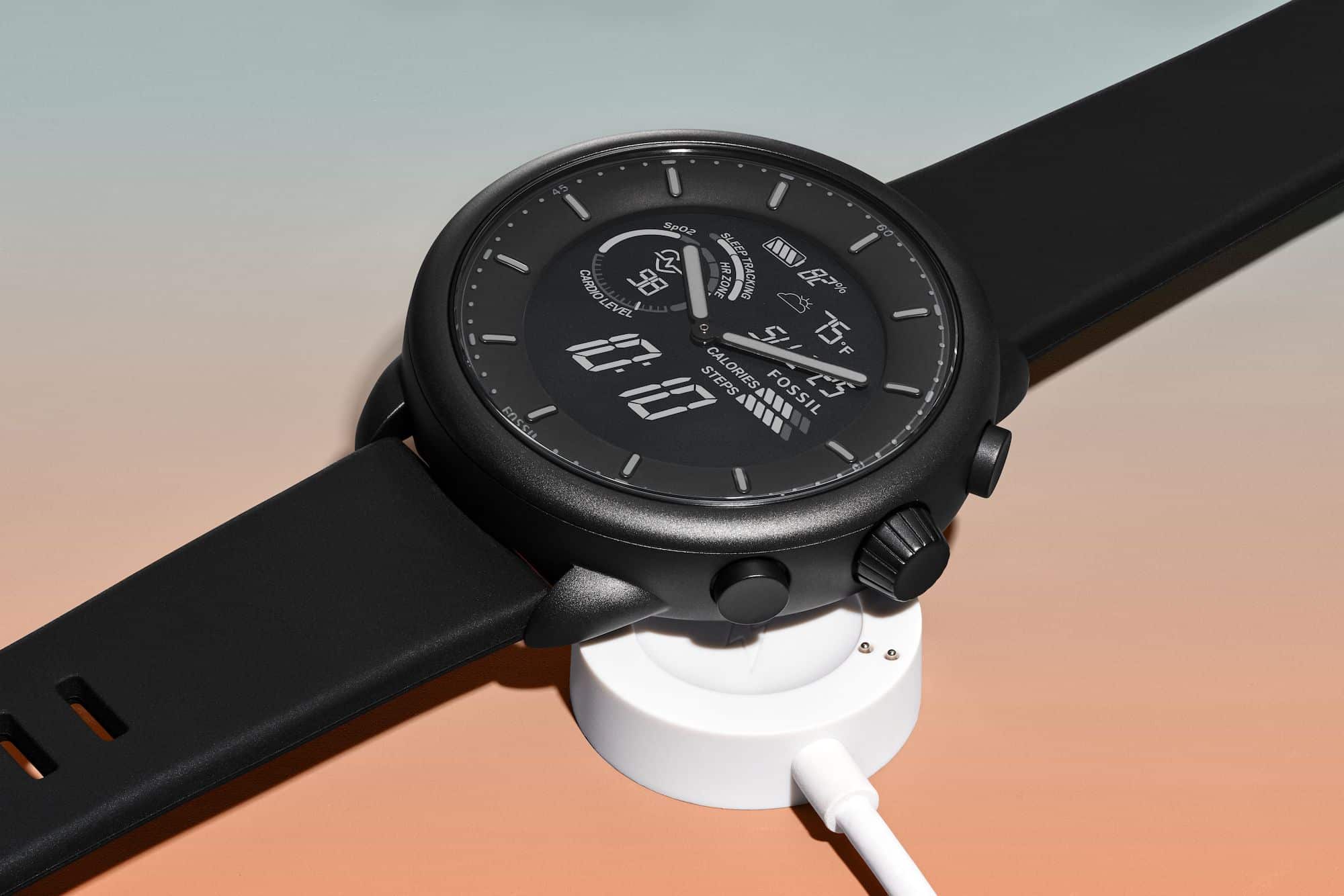 Fossil lança smartwatch com e-ink, ponteiros analógicos, caixa de aço ...