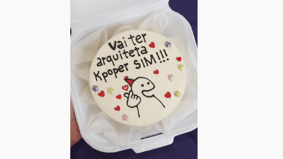 O que é o “flork meme” e como o fantoche foi parar em bolos?