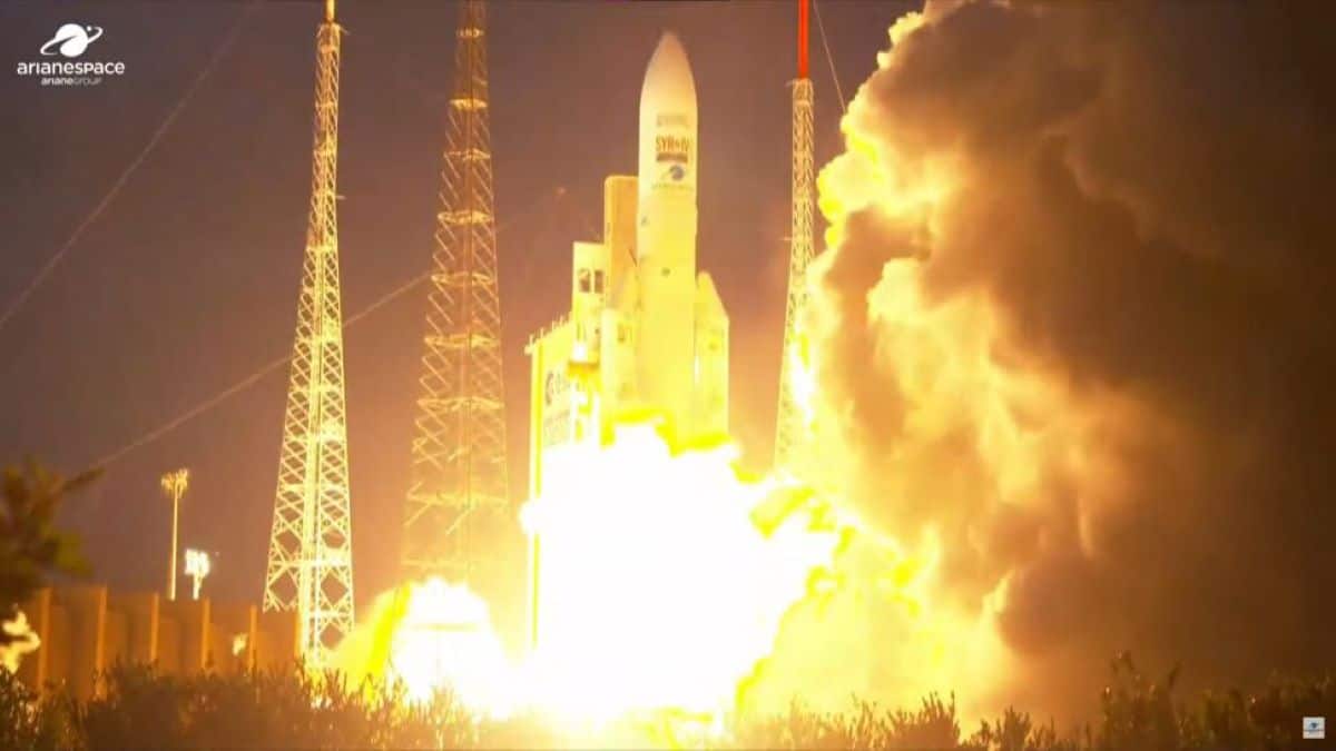 Novo foguete europeu, Ariane 6 decola pela primeira vez - mas sofre ...