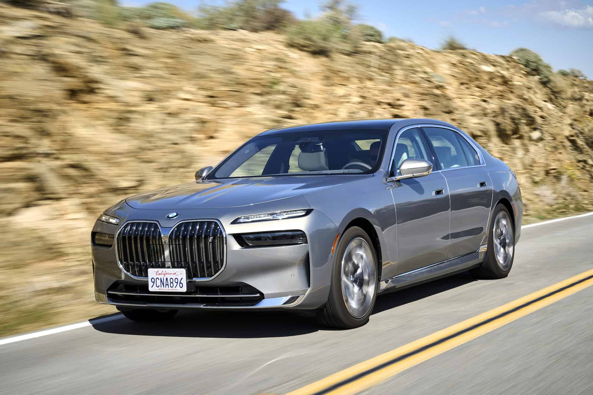 BMW i7 chega ao Brasil com 5G, TV 8K na traseira e bateria gigante ...