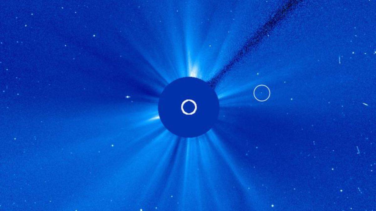 Cometa passou bem perto do Sol e foi registrado pela NASA