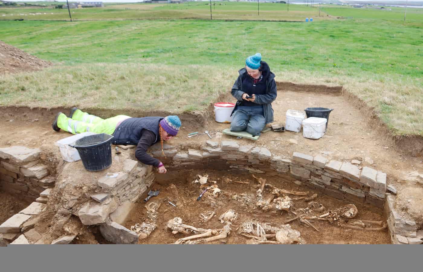 Tumba de 5 mil anos descoberta na Escócia intriga arqueólogos