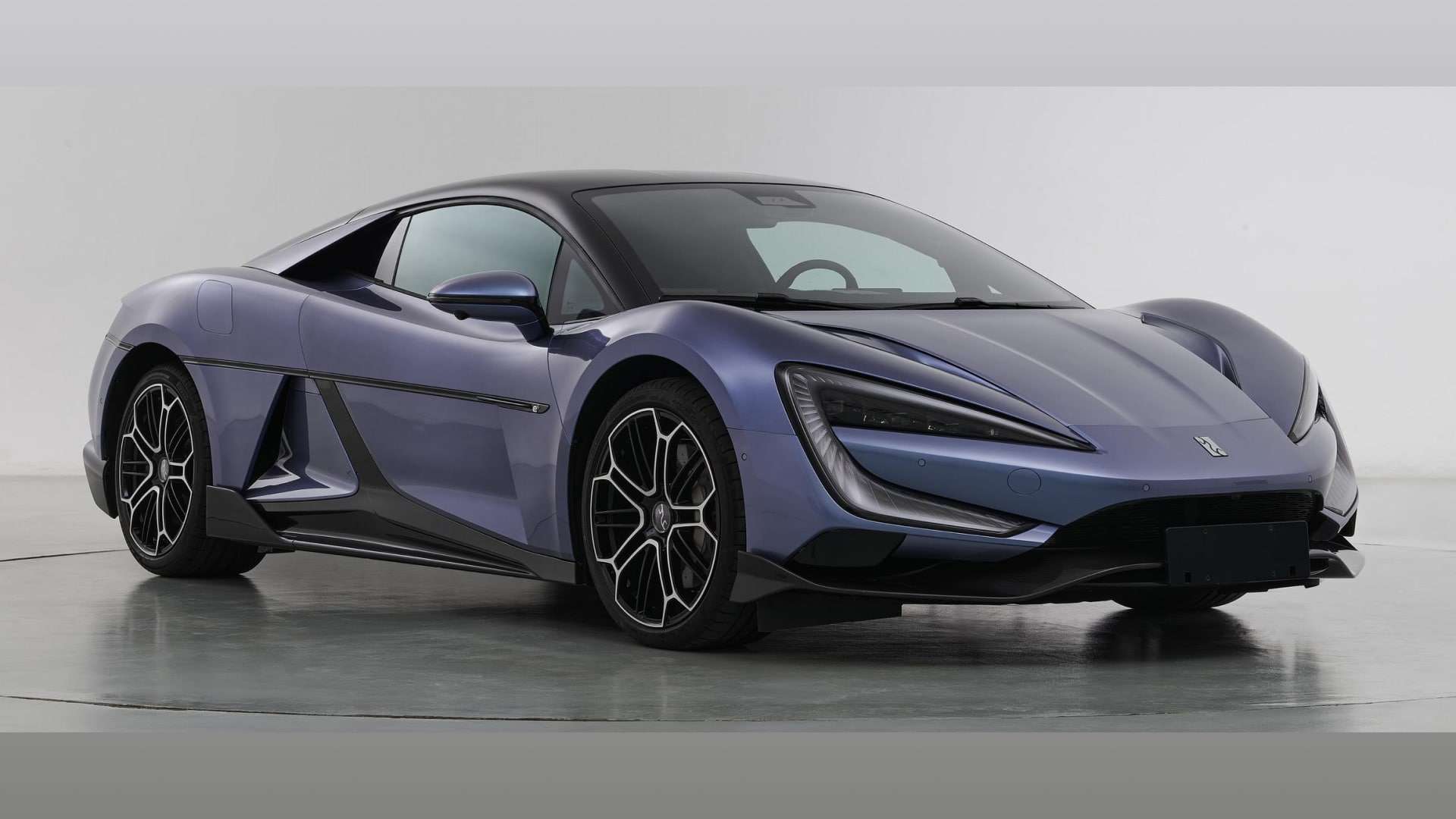 Supercarro elétrico da BYD que "pula" e gira sozinho chega ao Brasil