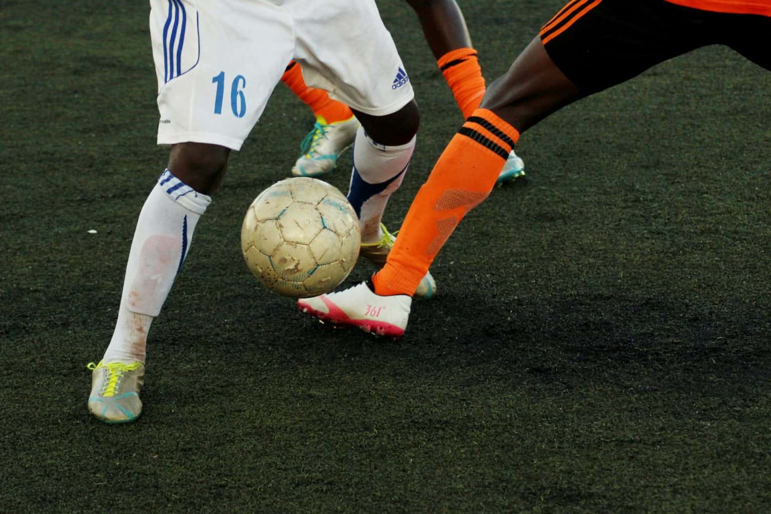 VAR: o que é e como funciona um árbitro de vídeo no futebol?