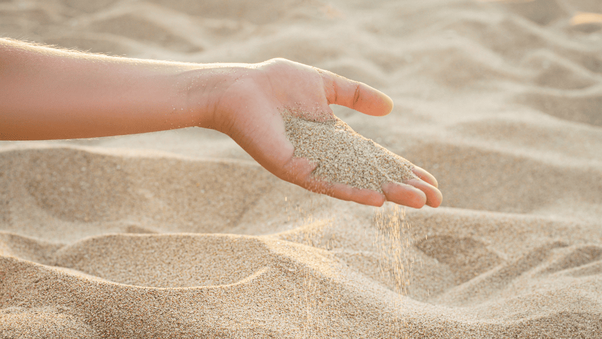 Castelos de areia na praia podem ser mais mortais que tubarões