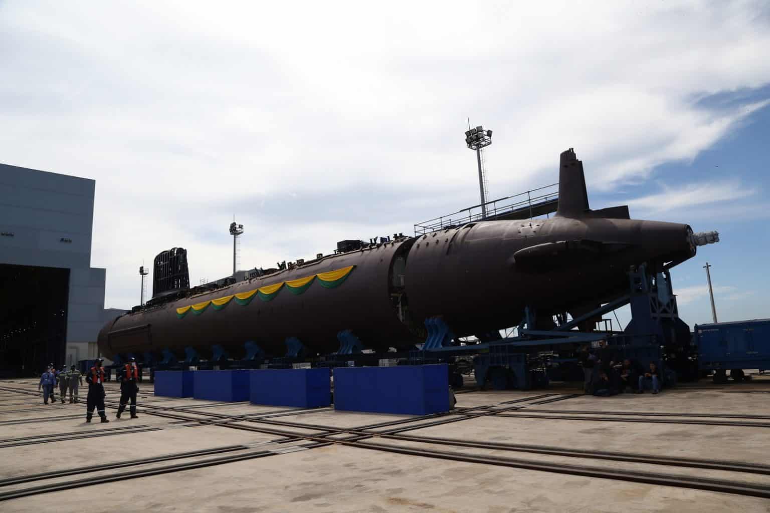 Conheça por dentro o submarino Tonelero