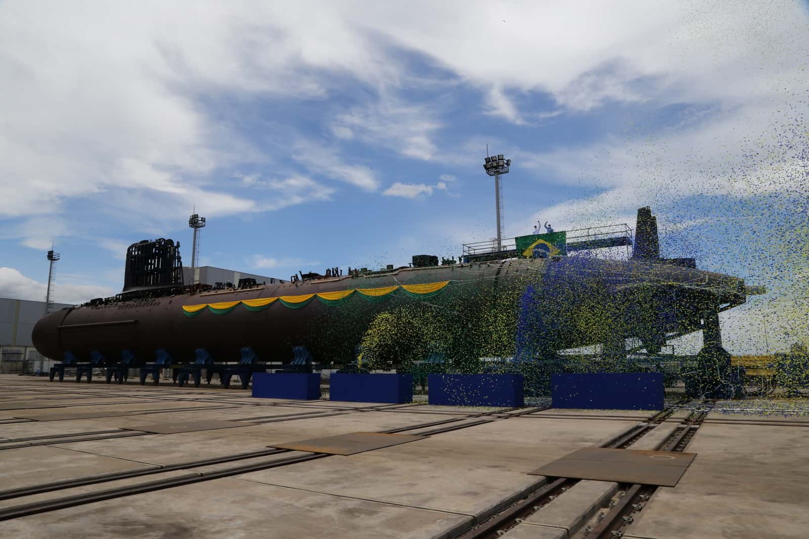 Conheça por dentro o submarino Tonelero