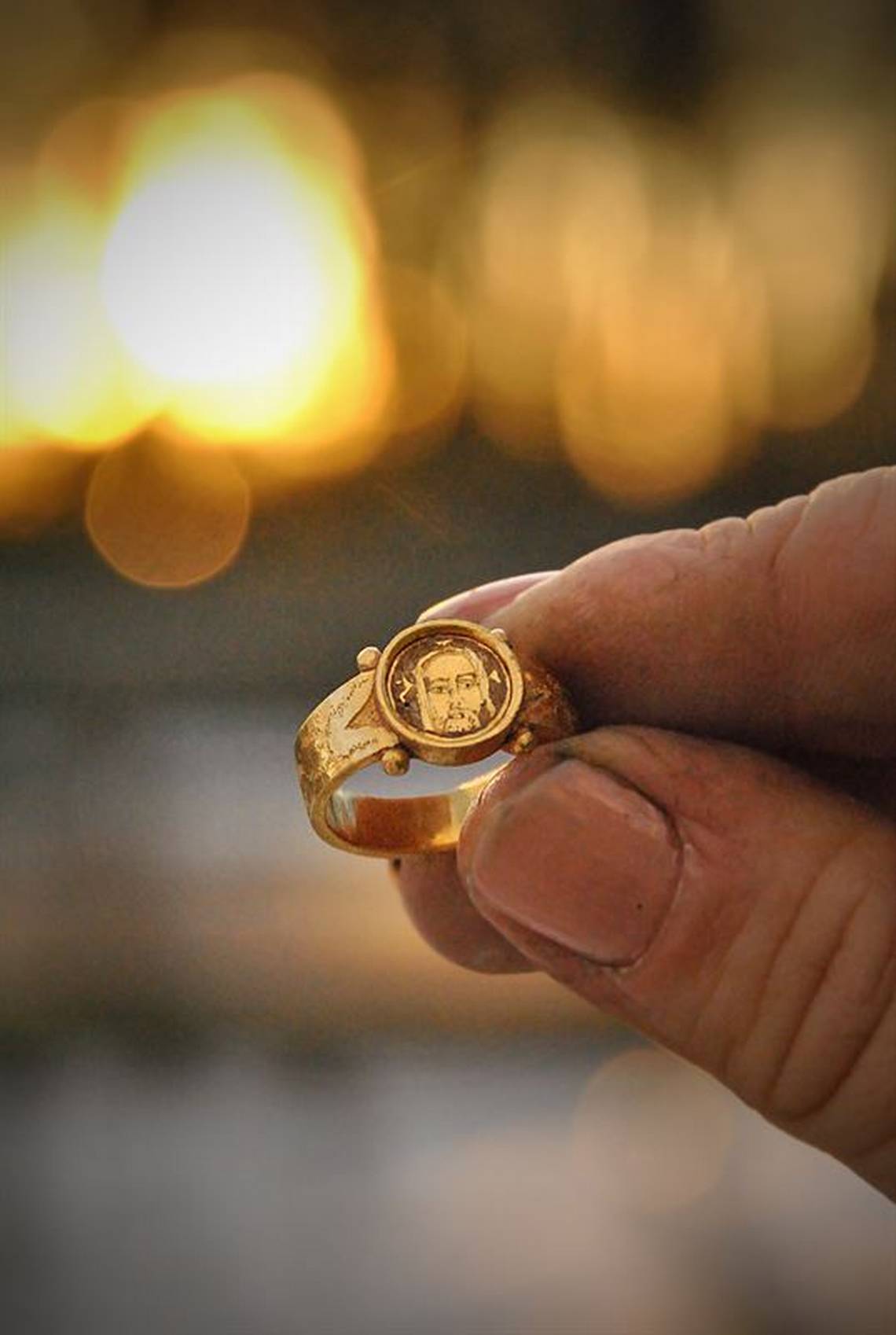 Arqueólogos encontram anel de ouro com imagem de Jesus - Olhar Digital