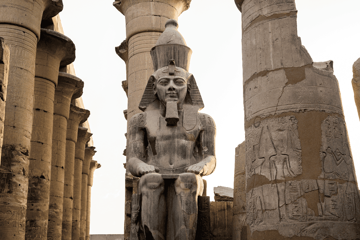 Egito: Arqueólogos desenterram estátua enorme de rei Ramsés II