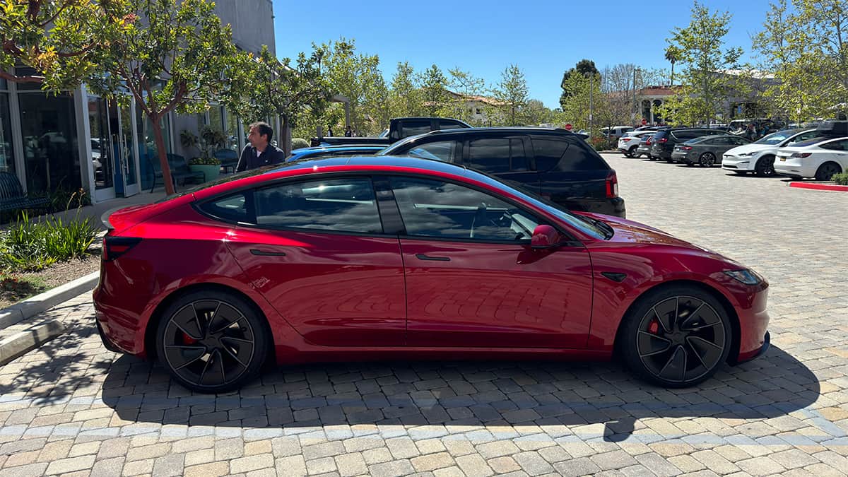 Novo Tesla Model 3 é visto em showroom; veja fotos e vídeos