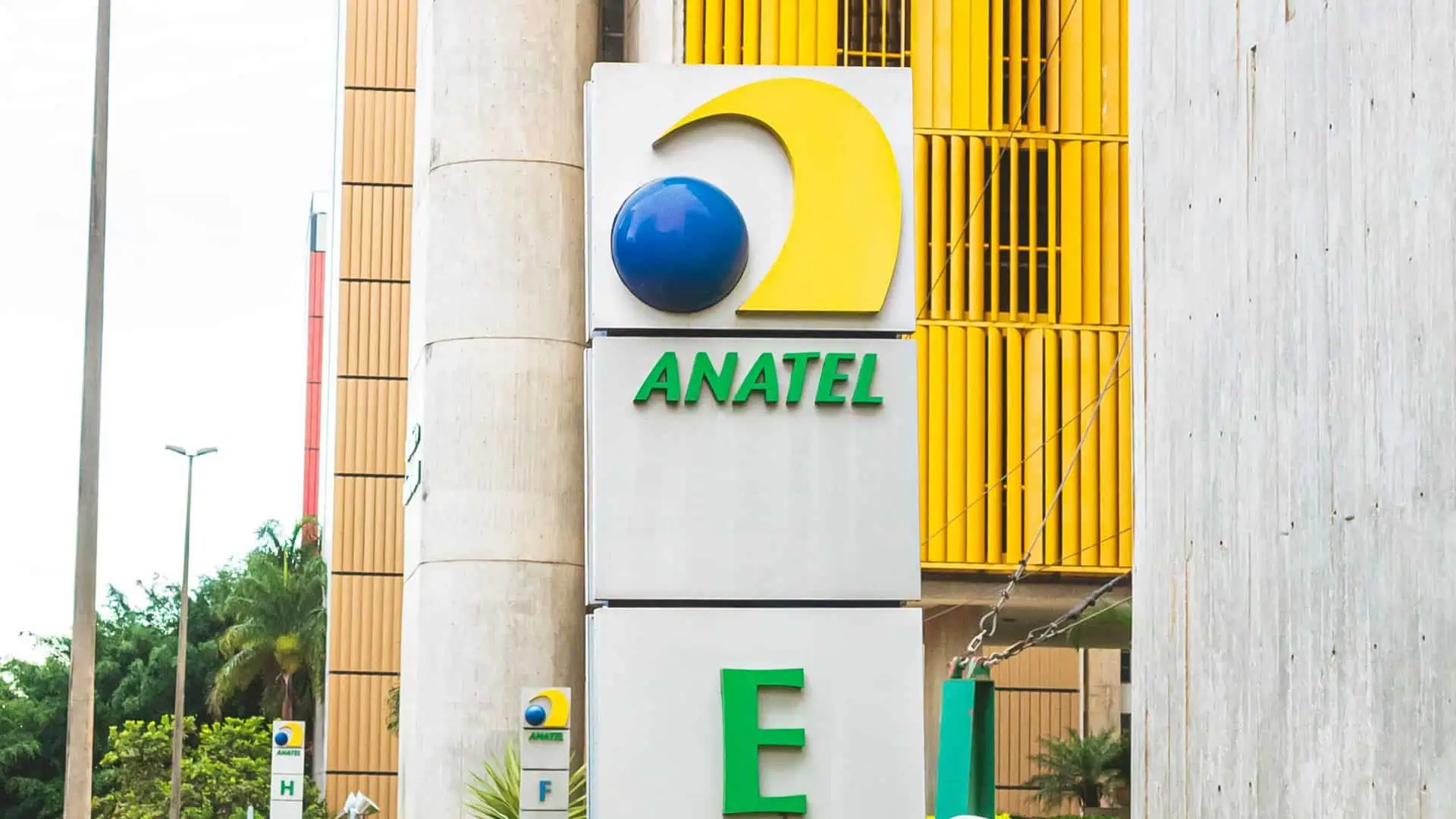 Anatel trabalha para regular IA e pede explicações da Vivo