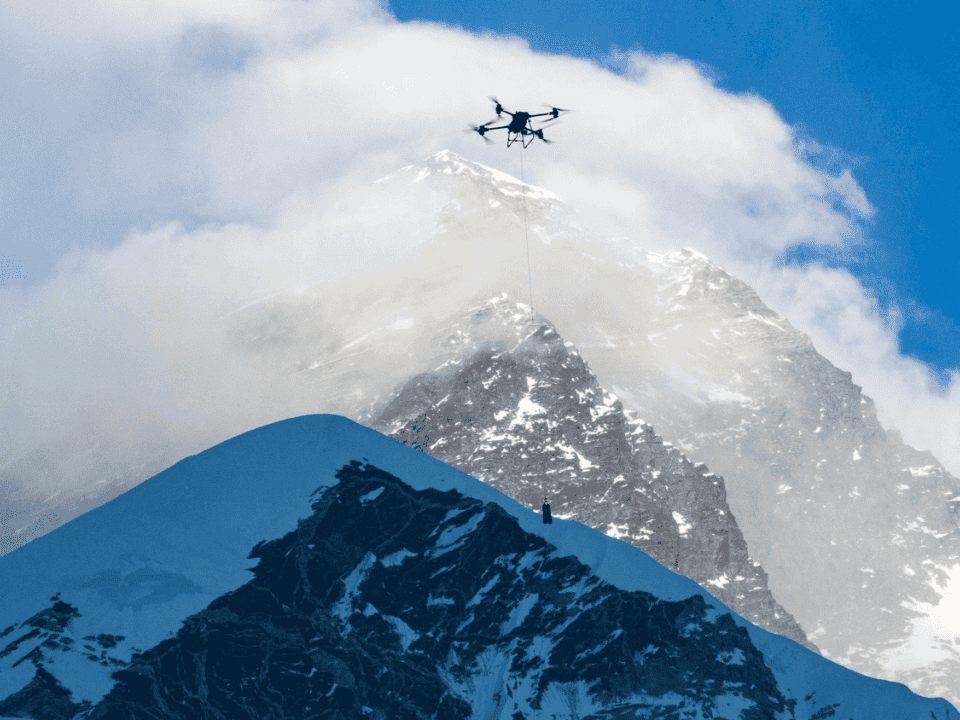 Drone realiza entrega no Everest pela primeira vez na história