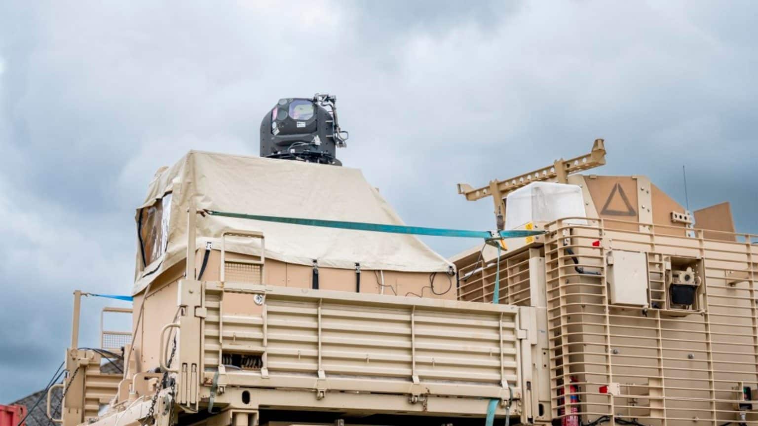 Soldados britânicos disparam arma a laser contra enxame de drones ...