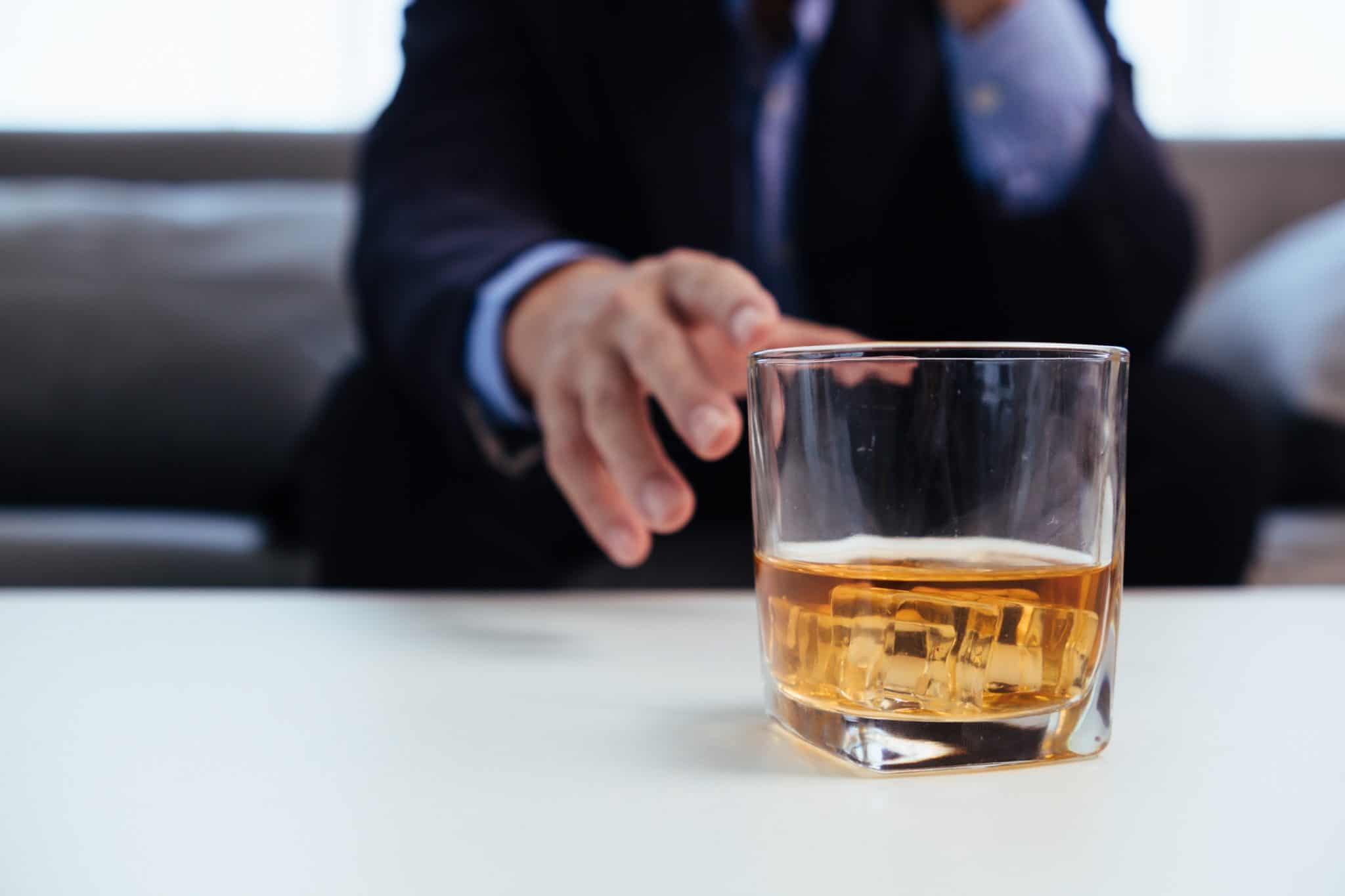 O que acontece no seu corpo quando você para de beber álcool? - Olhar ...