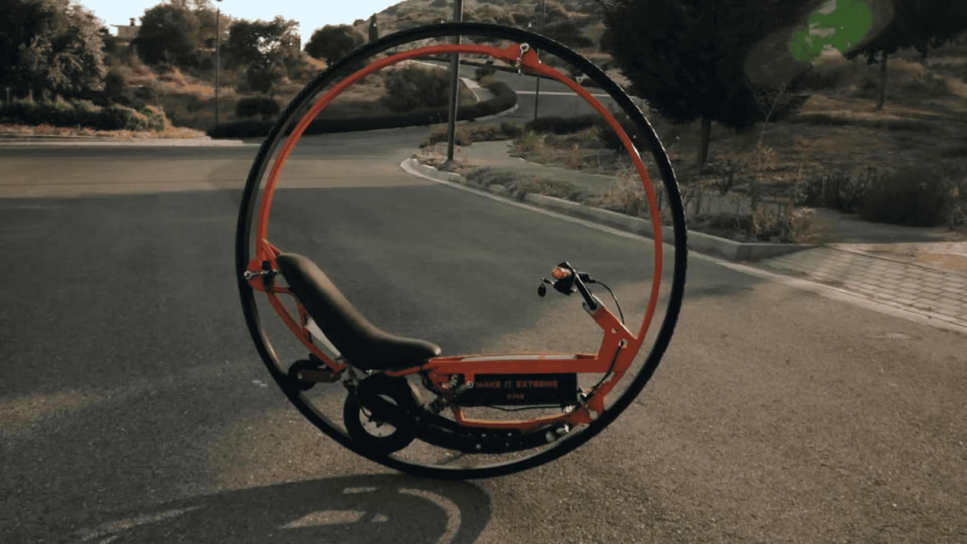 Bicicleta ou monociclo? Assista veículo diferentão entrar em ação