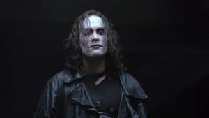 O corvo: relembre a morte trágica do ator Brad Lee em cena do filme ...