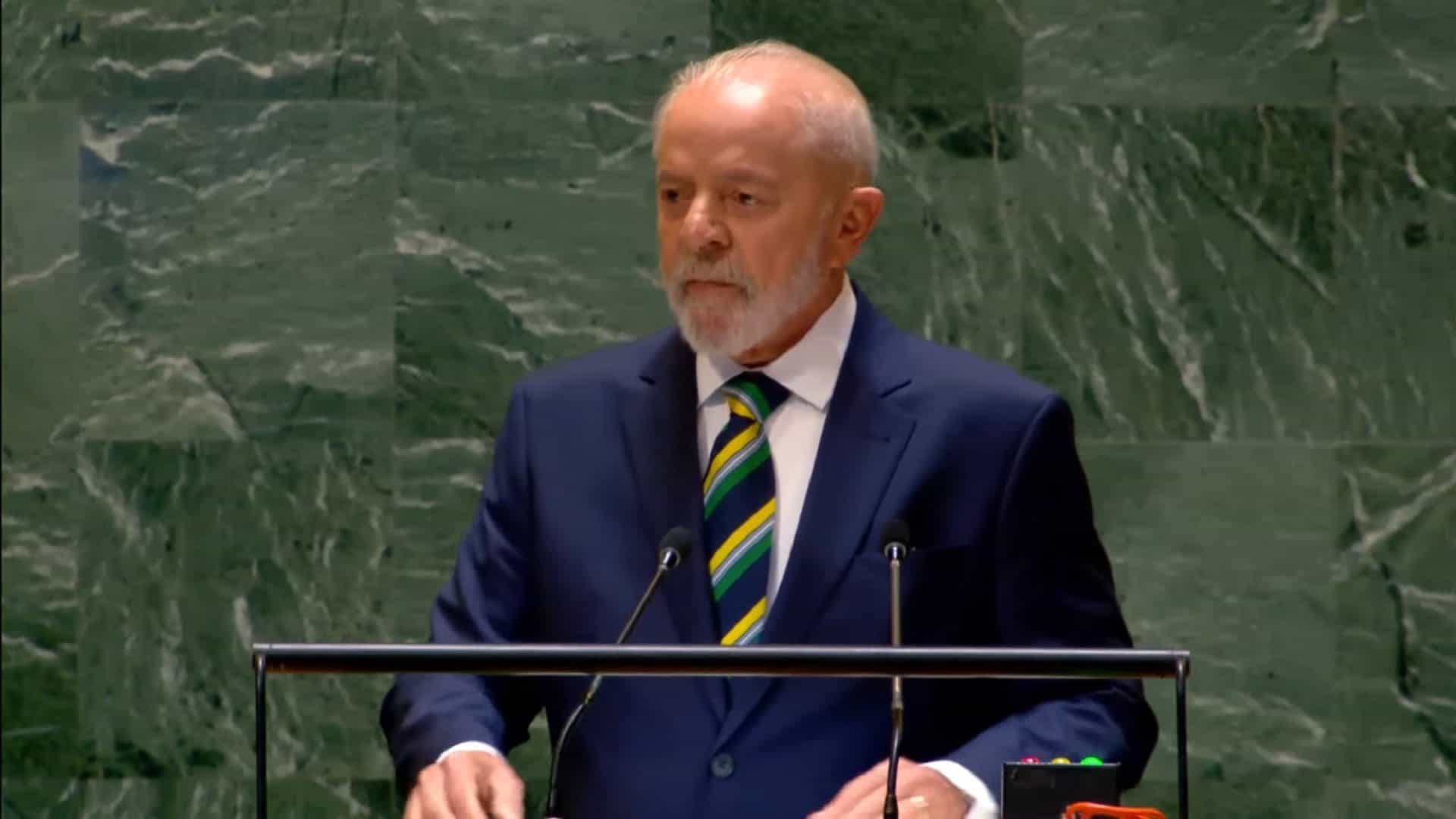 Homenageado por Bill Gates, Lula questiona concentração de renda