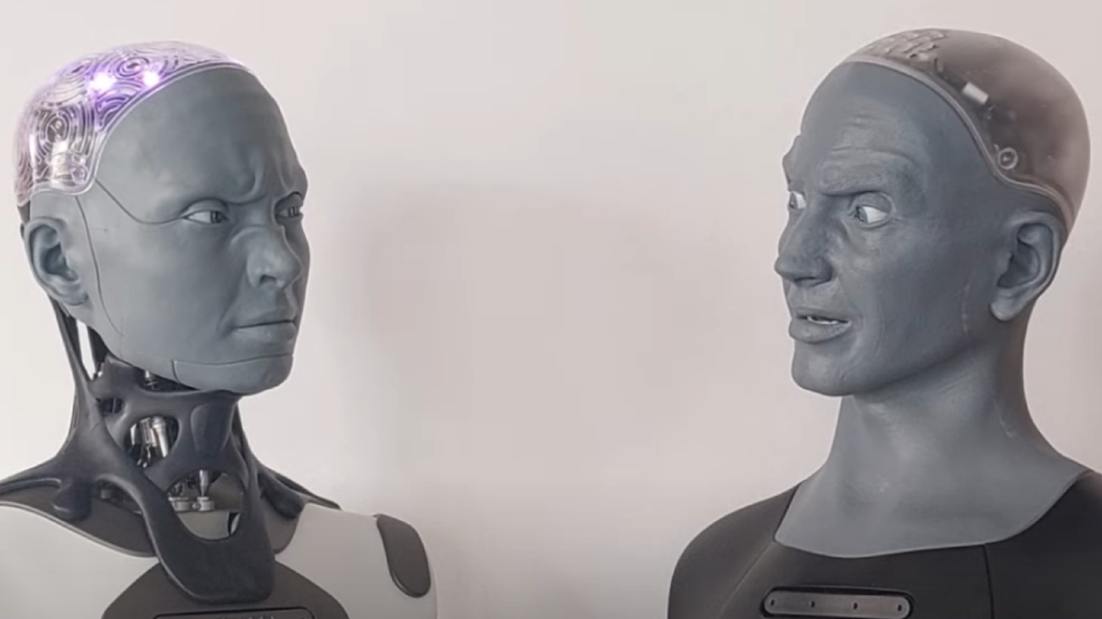 Como seria uma conversa entre robôs humanoides? Assista