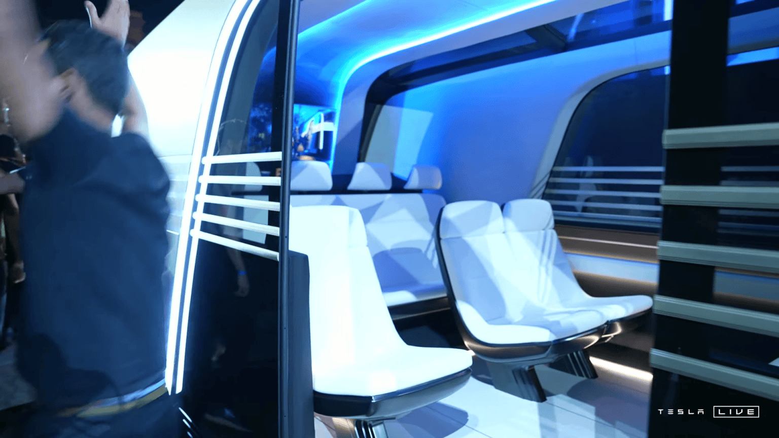 Tesla: Elon Musk apresenta robotáxi e surpreende com Robovan