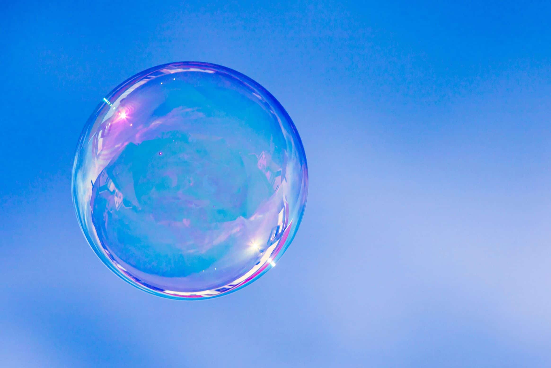 Alunos quebram recorde ao levitar bolha por mais de 80 minutos