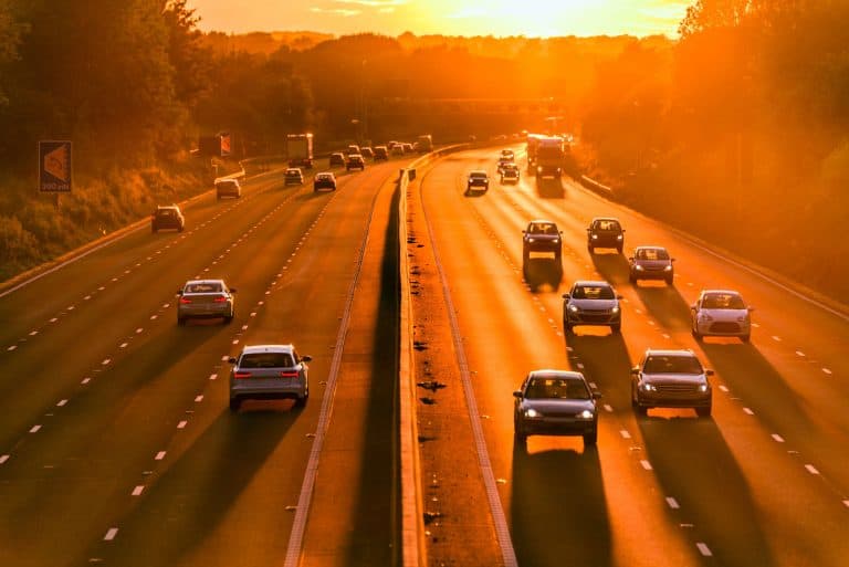 Mão inglesa: por que o volante do carro fica no lado direito em alguns ...