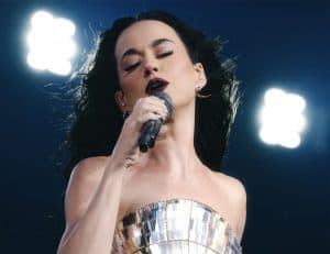 Katy Perry vai ao espaço em voo 100% feminino da Blue Origin - Olhar ...