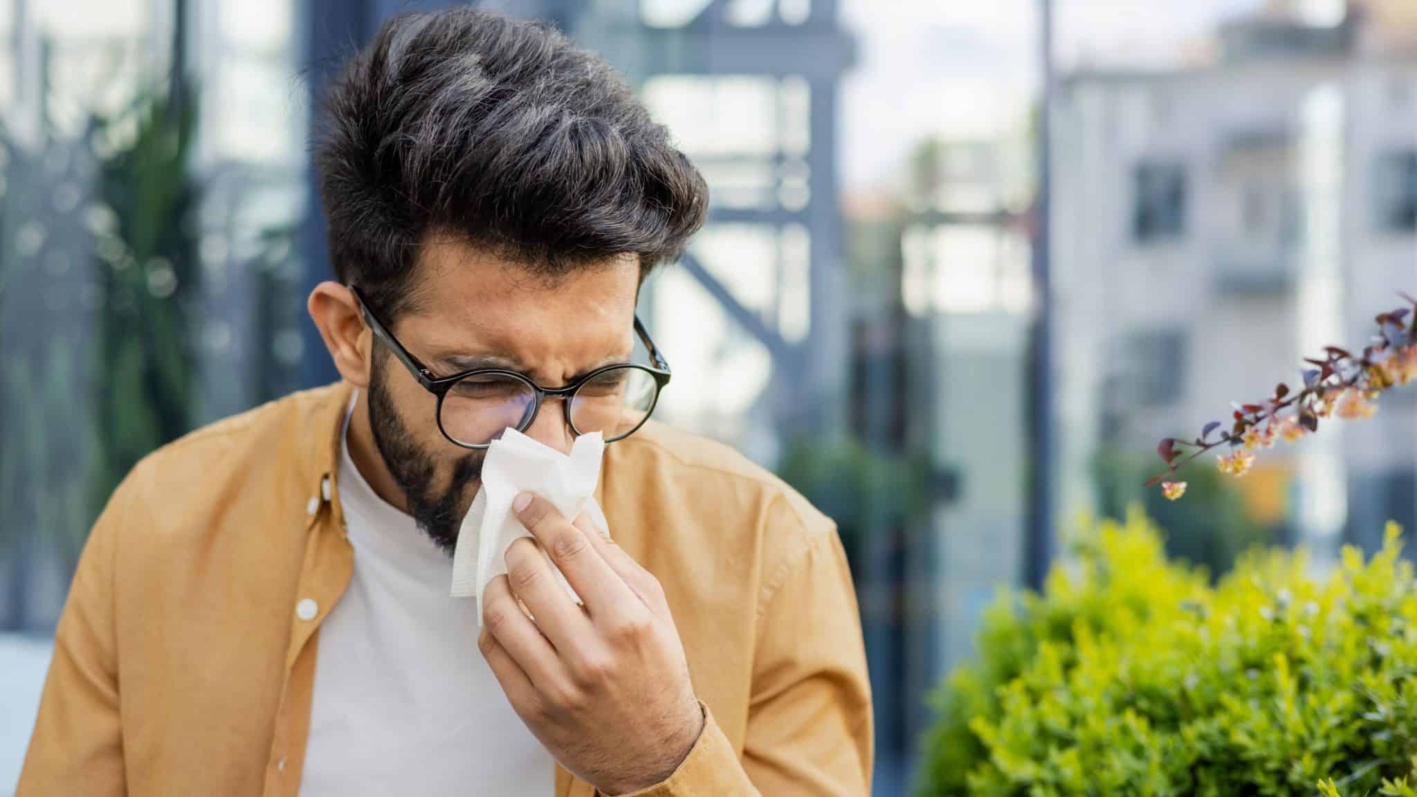 O que acontece se você segurar um espirro? Entenda