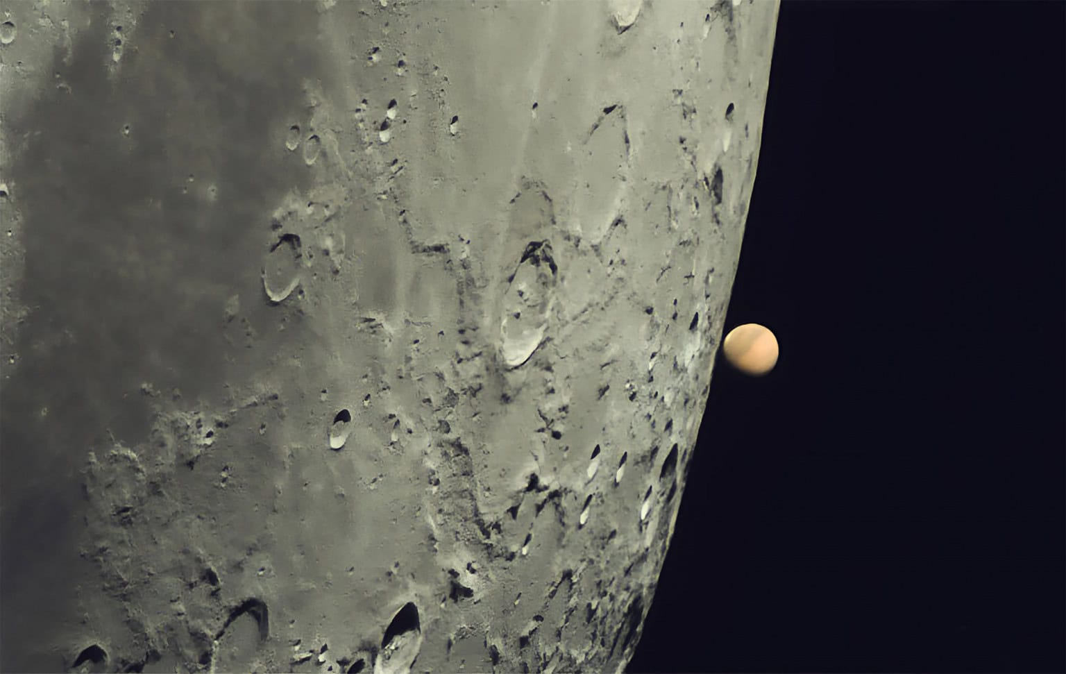 Imagem rara mostra a lua Deimos antes de amanhecer em Marte - Olhar Digital