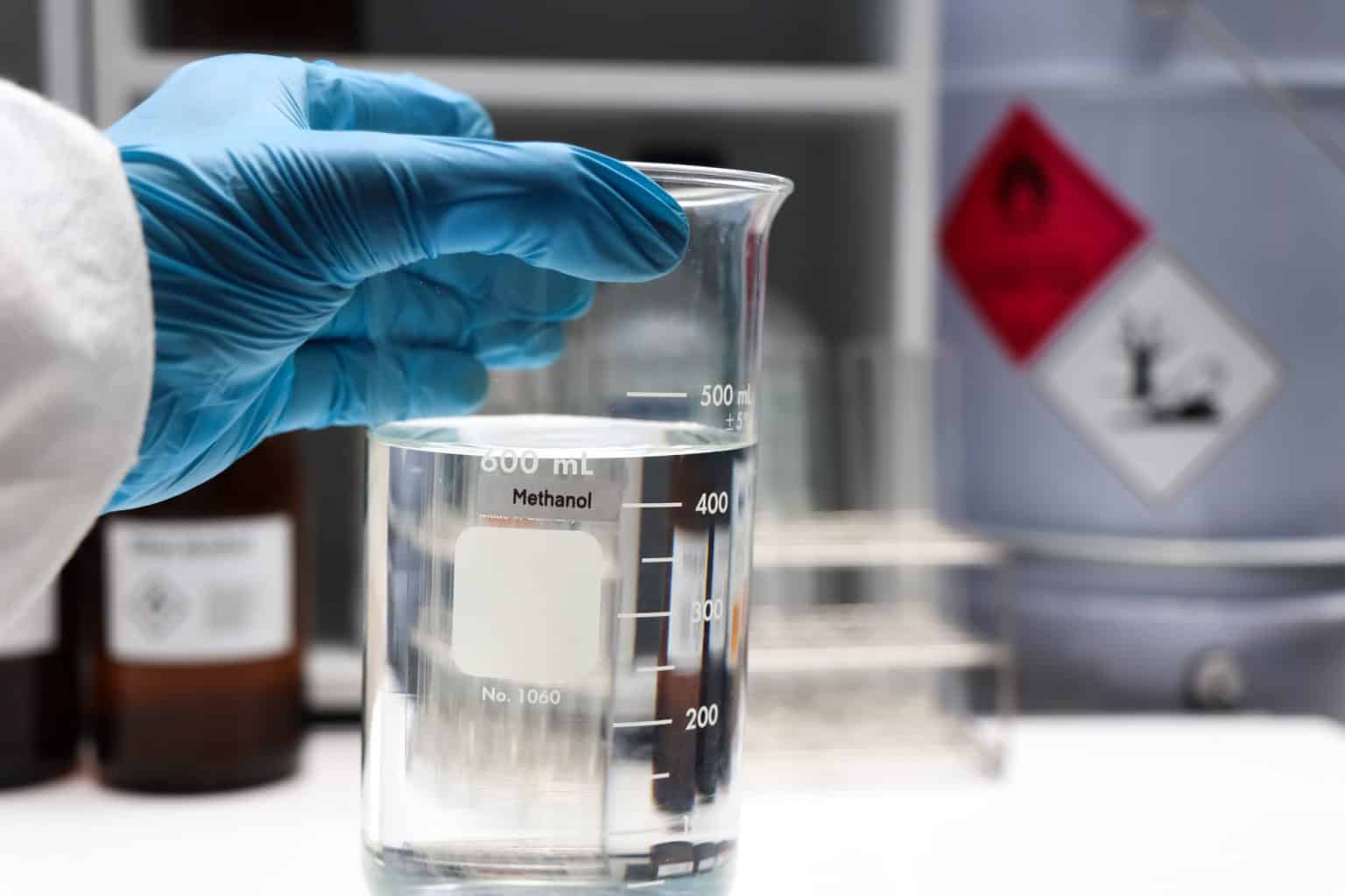 O que é metanol? Descubra se é possível identificá-lo em bebidas